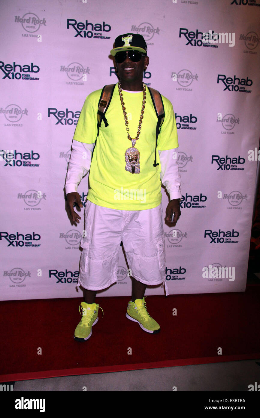 Singer R. Kelly Performs At Rehab Pool inside Hard Rock Hotel and ...