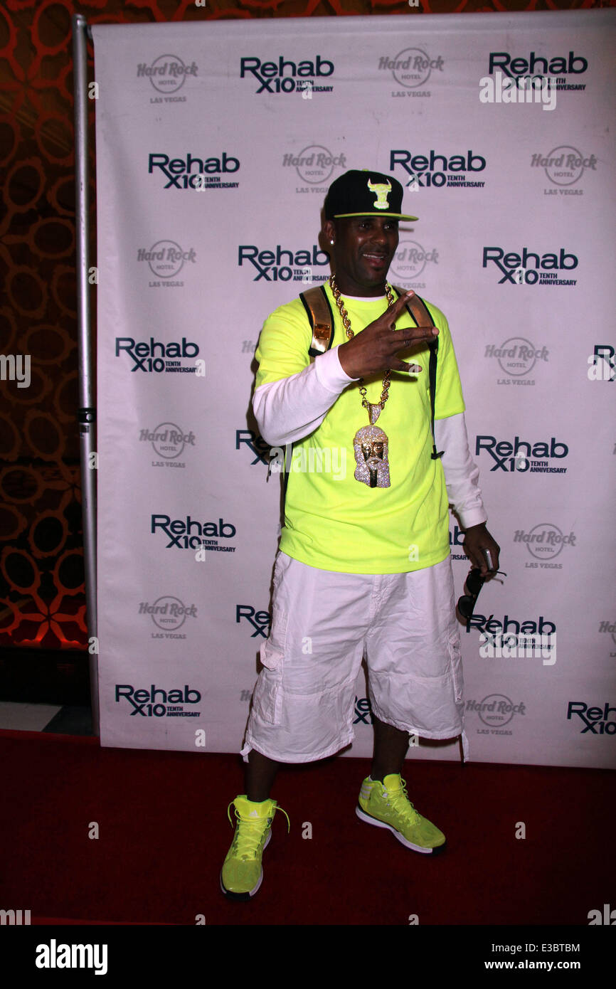 Singer R. Kelly Performs At Rehab Pool inside Hard Rock Hotel and ...