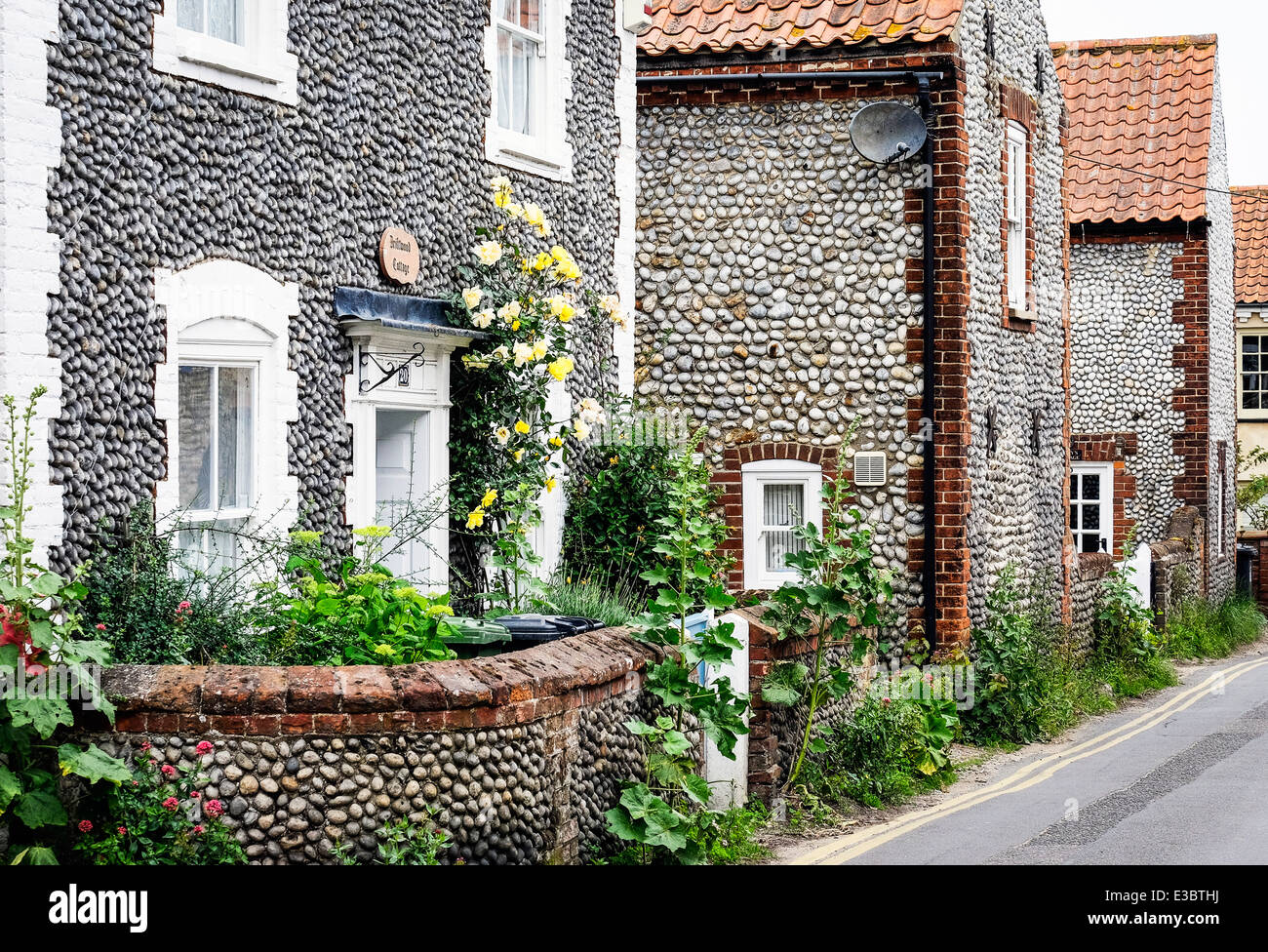 Traditional Norfolk flint walled cottages Stock Photo - Alamy