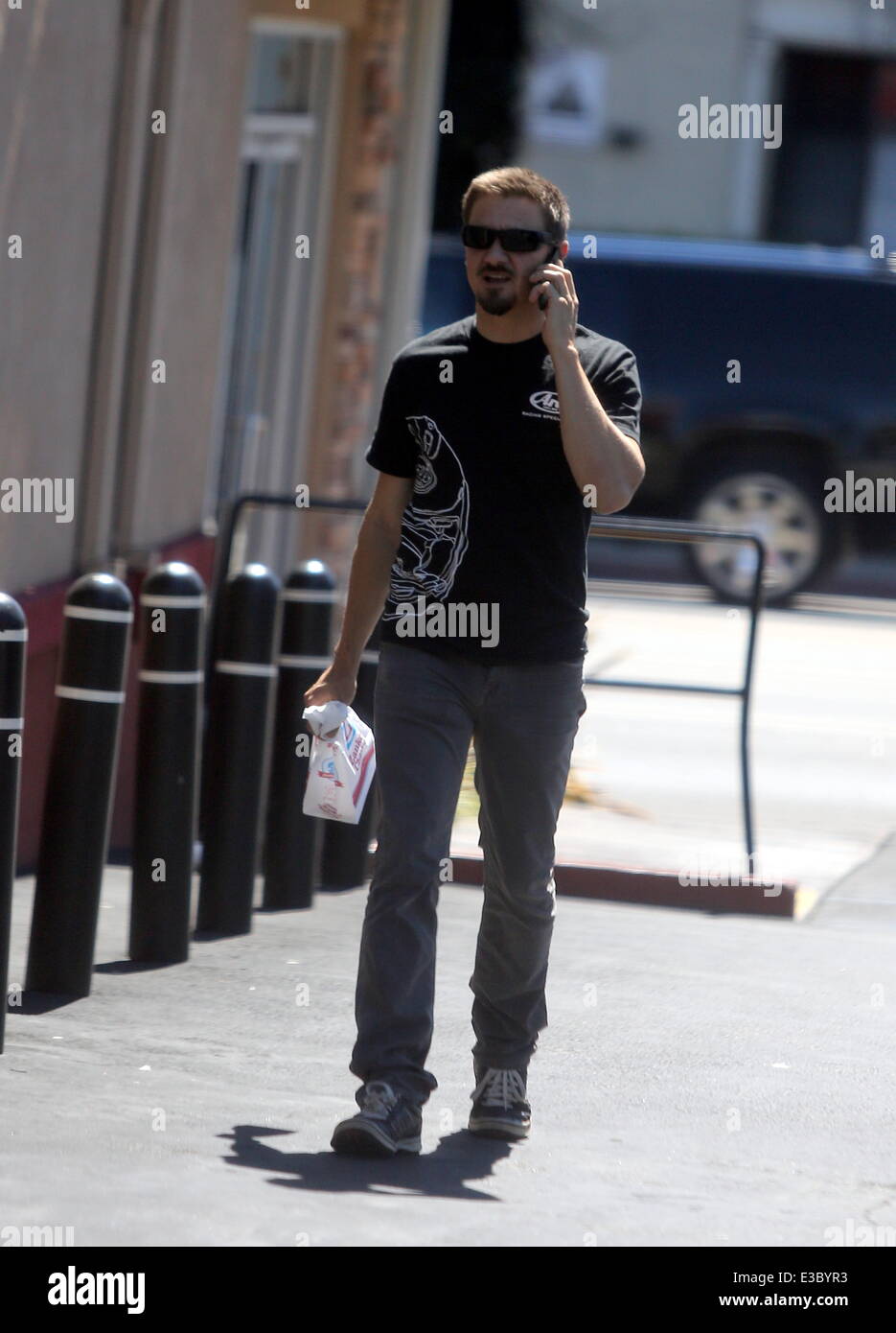 Hollywood star, Jeremy Renner, spotted chatting away on his phone ...