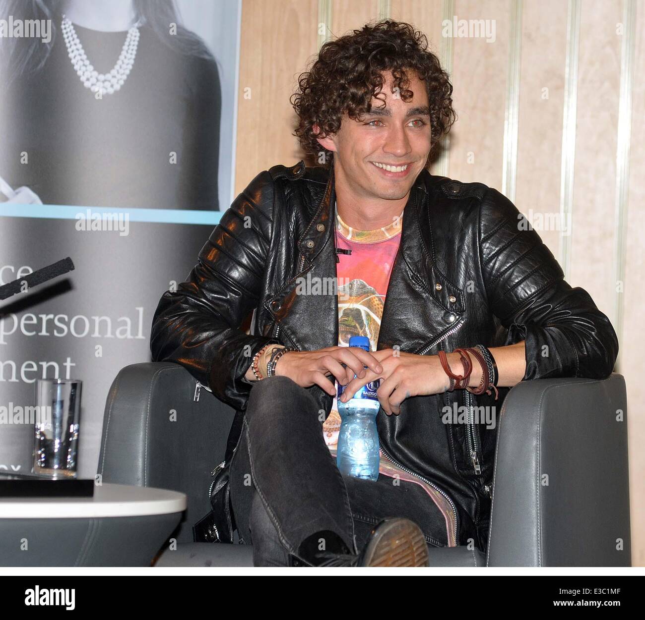 Robert Sheehan Girlfriend Horse Handler