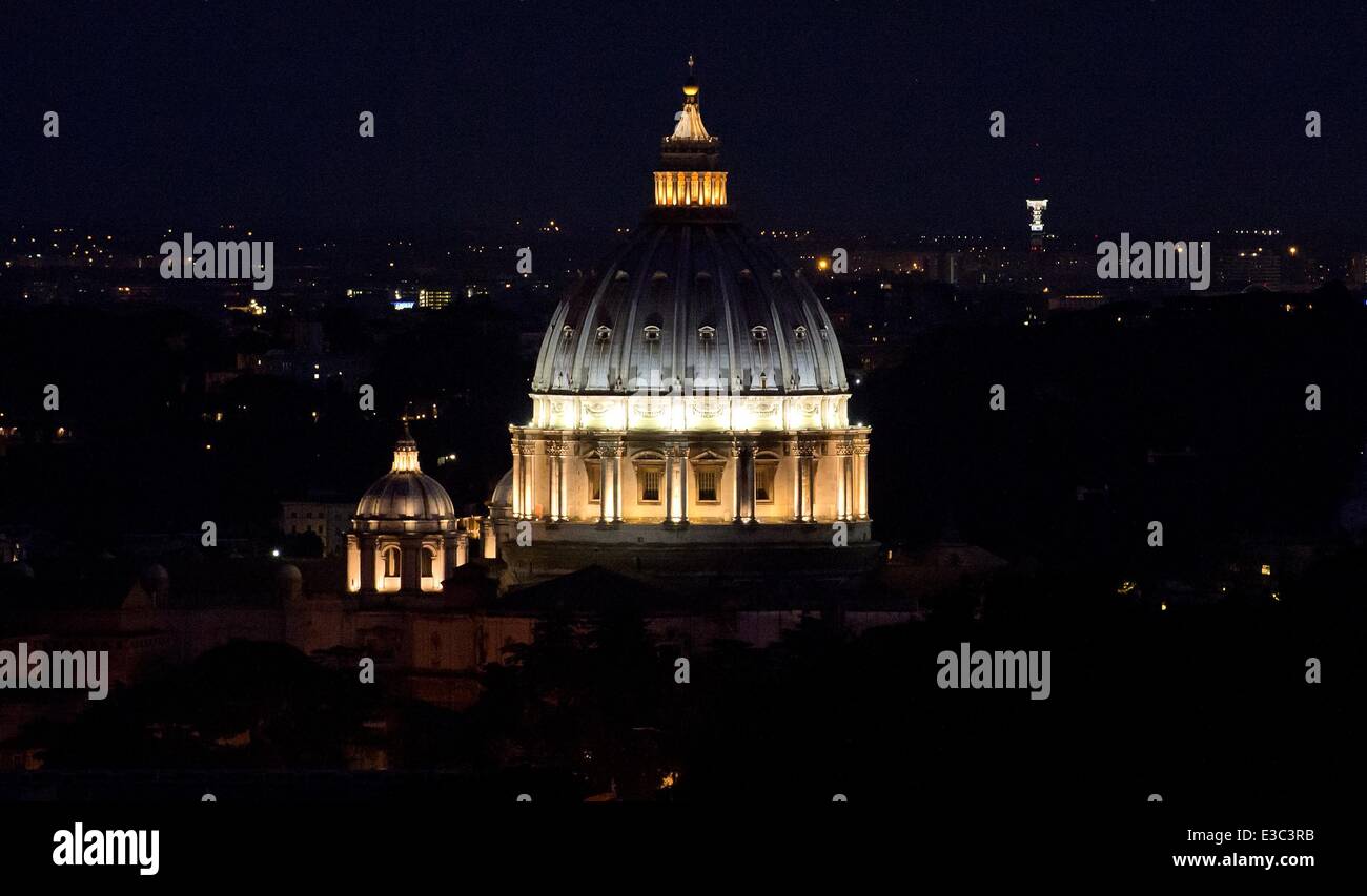 Photo of the vatican at night hi-res stock photography and images - Alamy