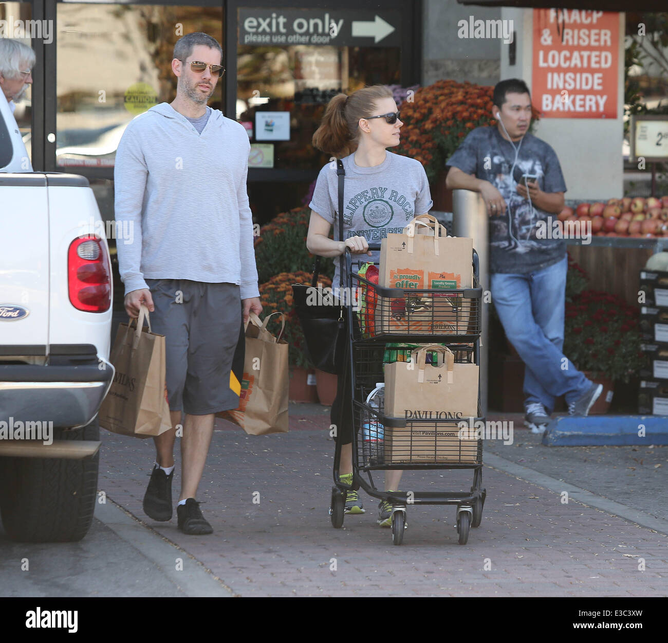 Amy Adams and partner Darren Le Gallo shopping at the local Pavilions ...