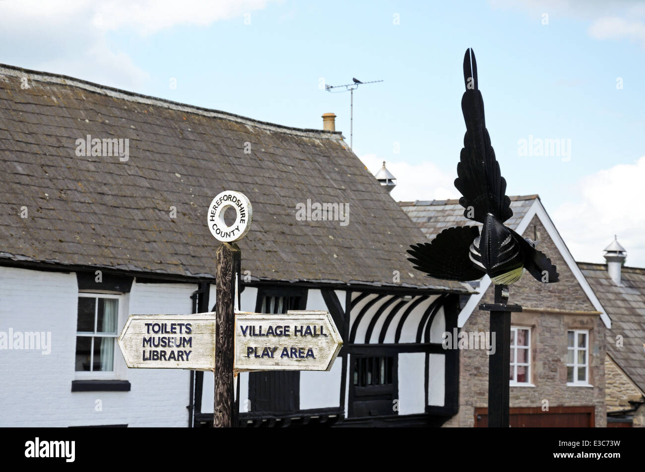 The magpie sculpture and fingerpost in Market Pitch, Weobley ...