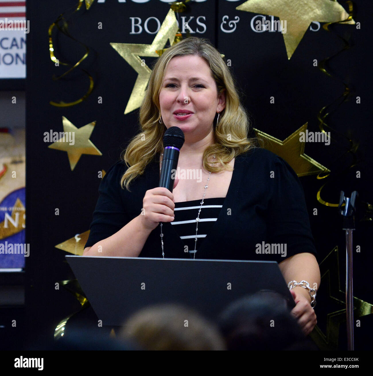 Ally carter book hi-res stock photography and images - Alamy