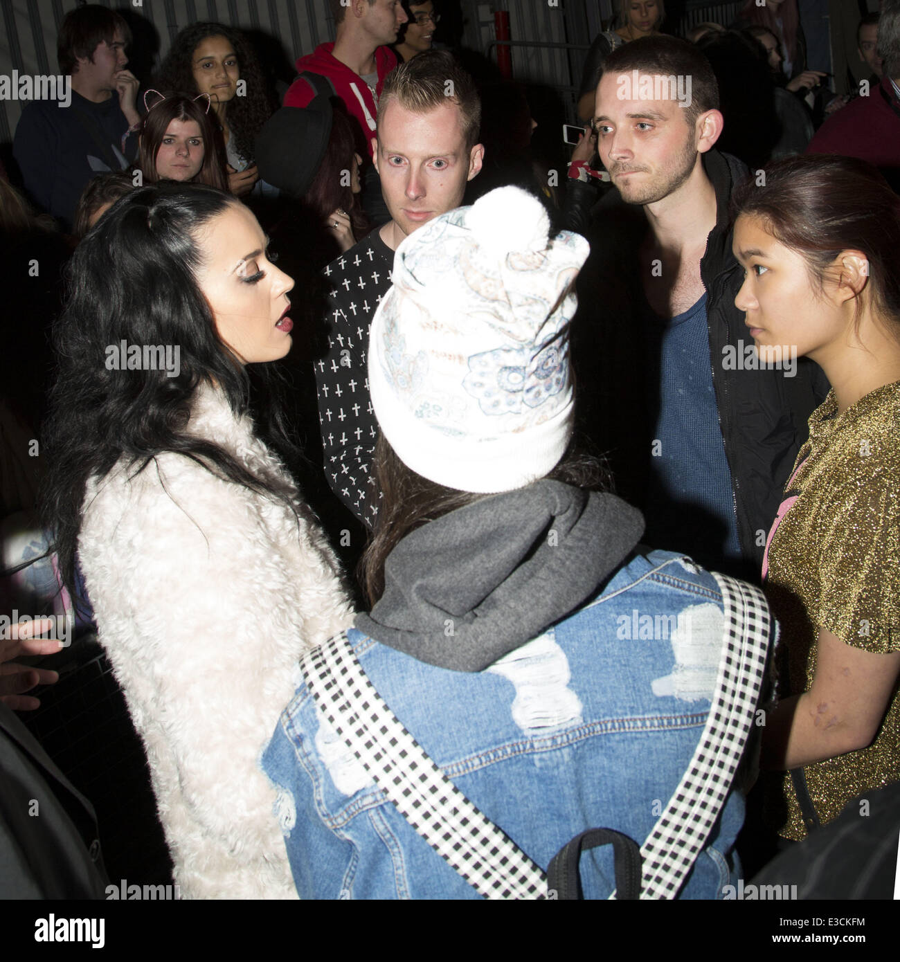 Katy Perry spent time with her fans and pose for photographs after her ...