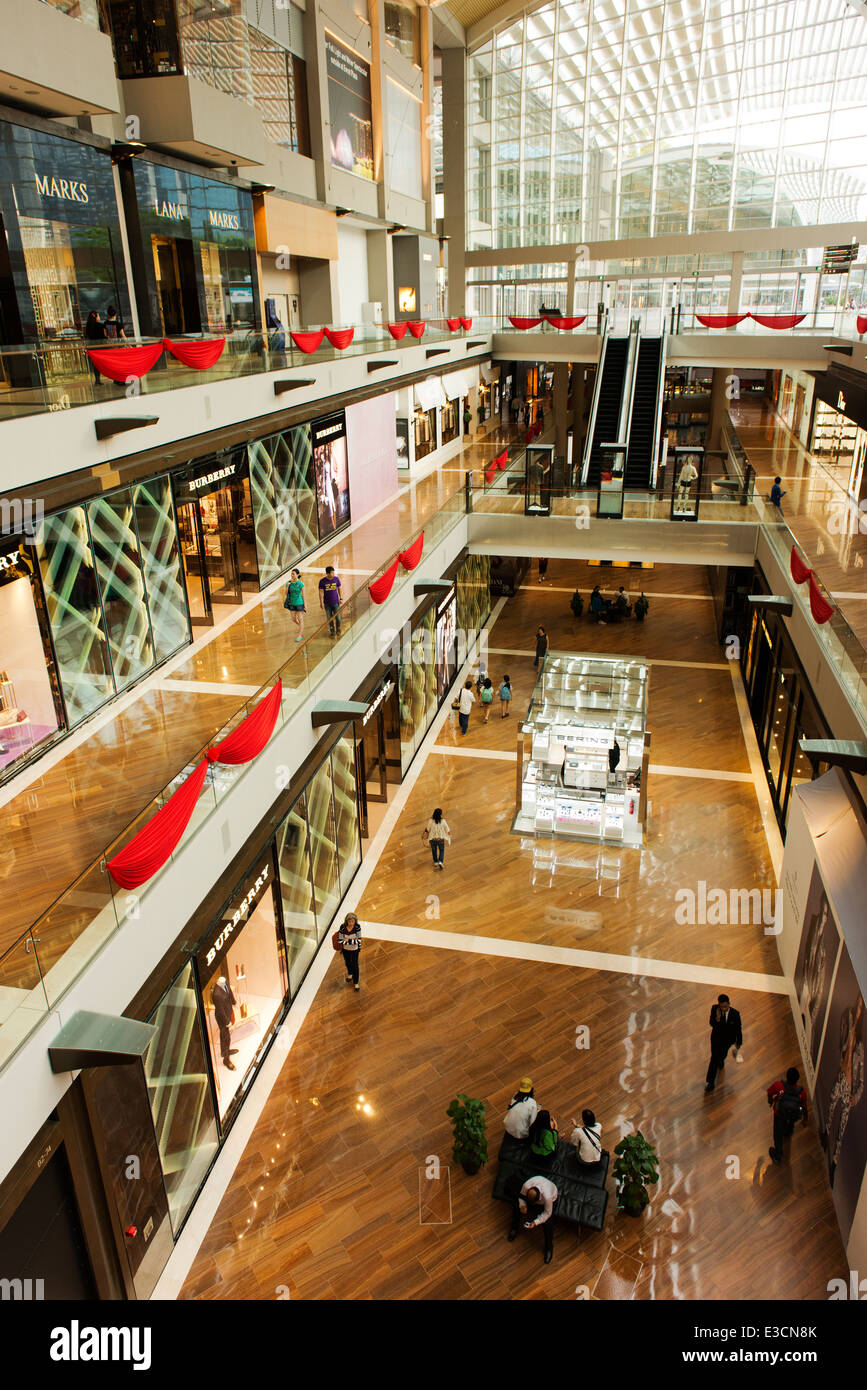 Shopping mall at Marina Bay Sands Stock Photo - Alamy