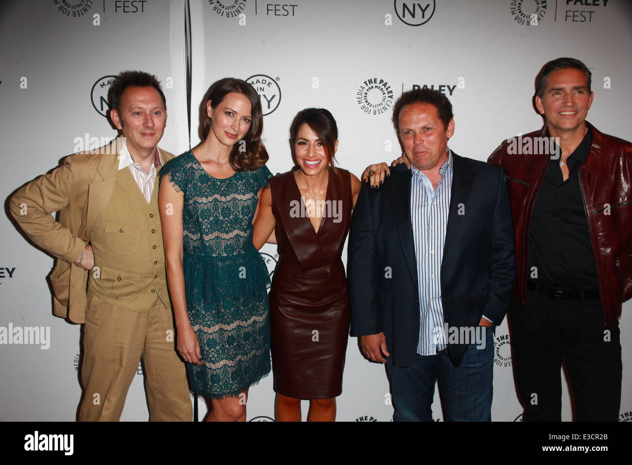 Amy acker sarah shahi hi-res stock photography and images - Alamy