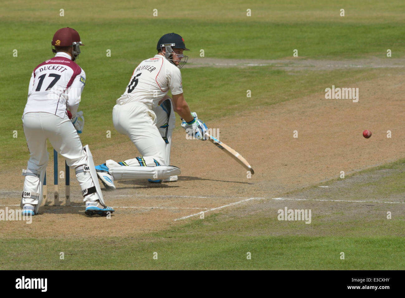 Reverse sweep cricket hi-res stock photography and images - Alamy