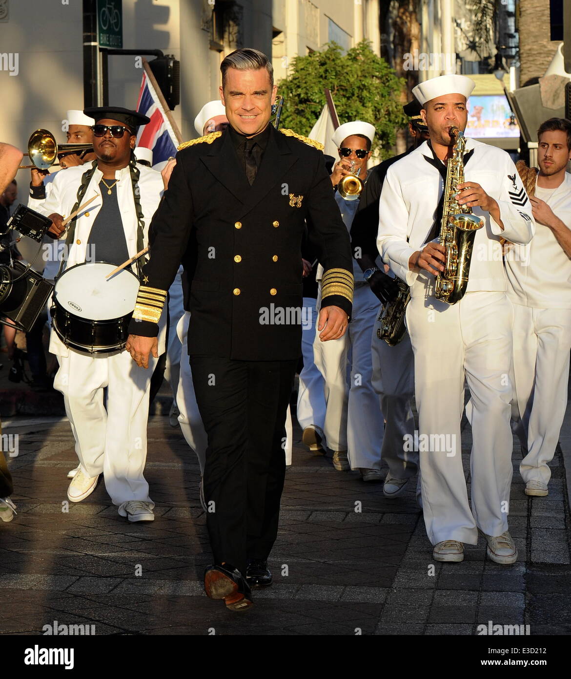 UK singer Robbie Williams spotted singing and dancing with a band on ...