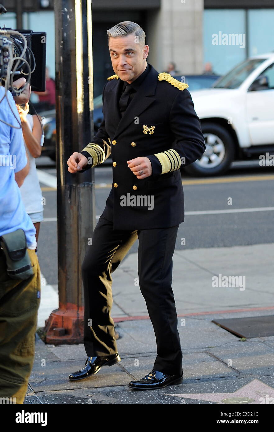 UK singer Robbie Williams spotted singing and dancing with a band on ...