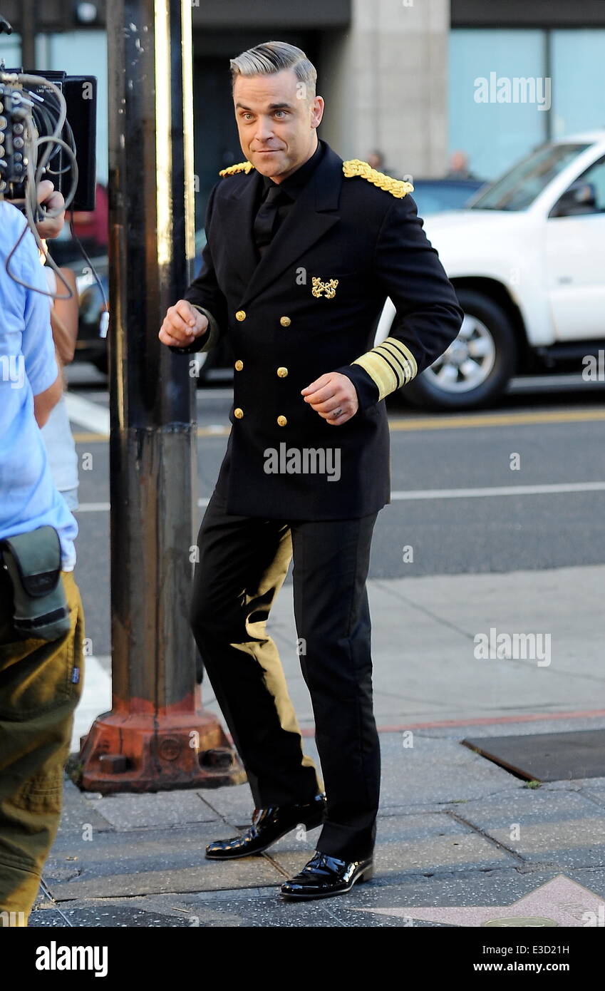 UK singer Robbie Williams spotted singing and dancing with a band on ...