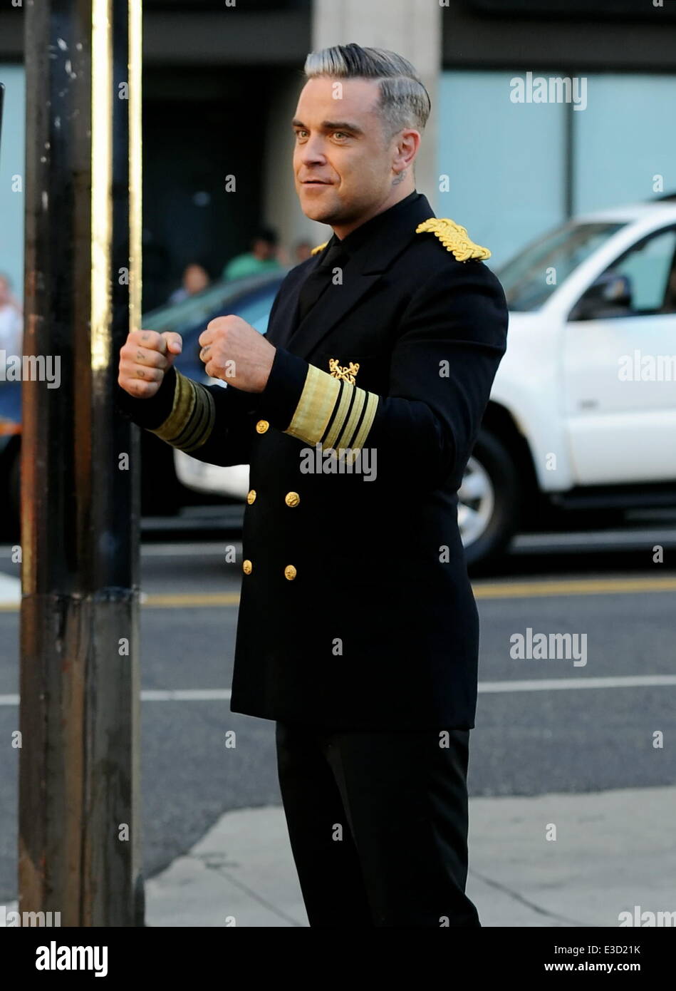 UK singer Robbie Williams spotted singing and dancing with a band on ...