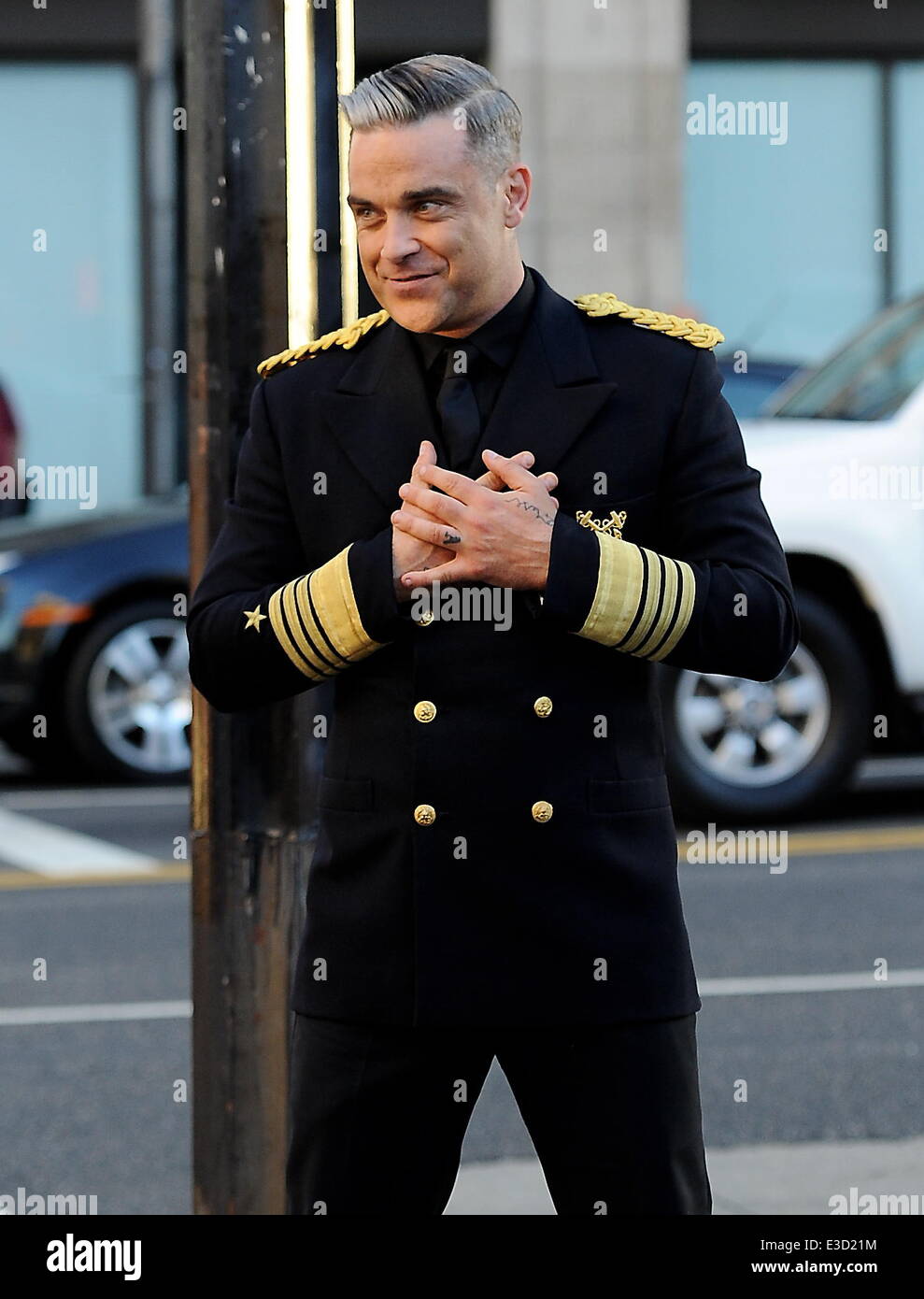 UK singer Robbie Williams spotted singing and dancing with a band on ...
