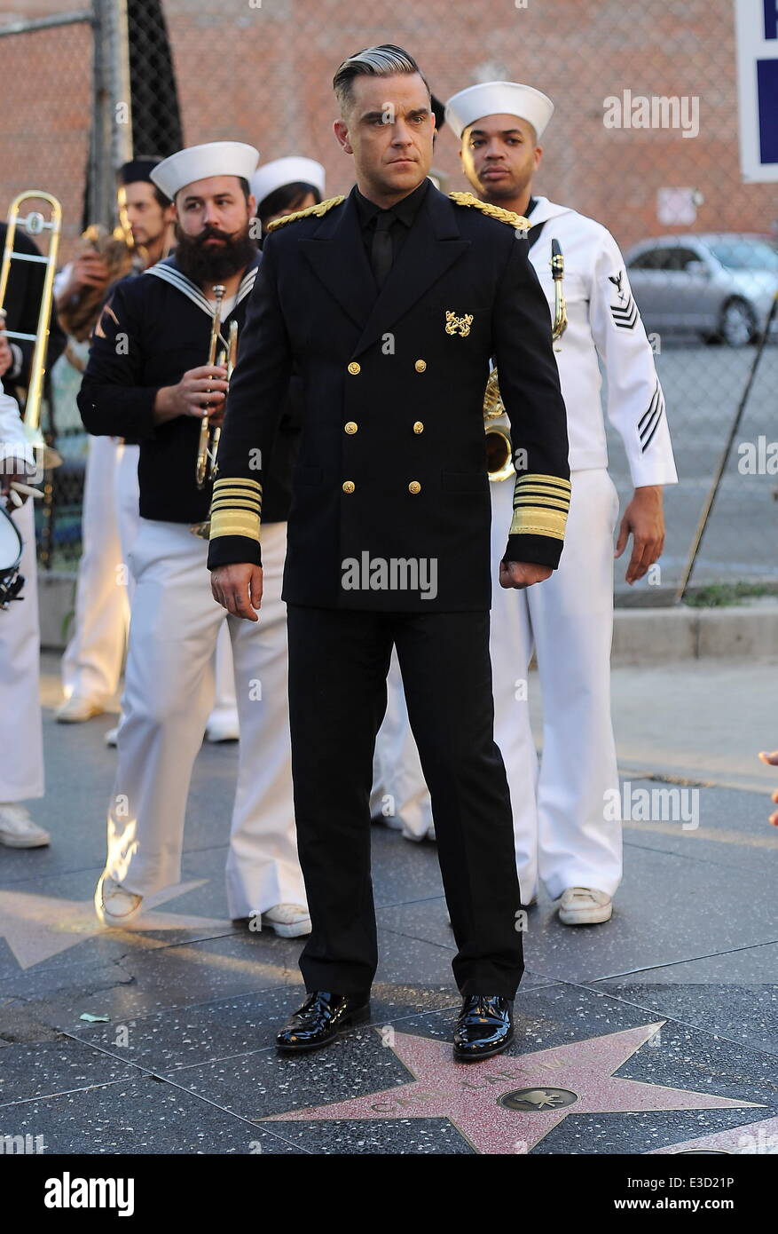 UK singer Robbie Williams spotted singing and dancing with a band on ...