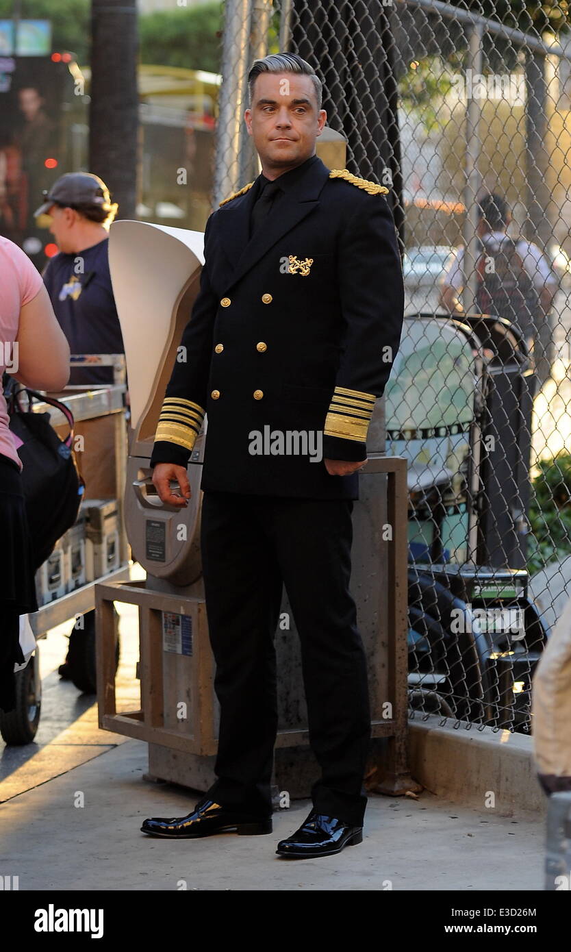 UK singer Robbie Williams spotted singing and dancing with a band on ...