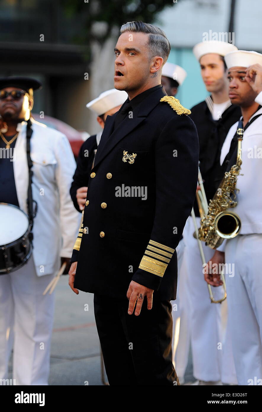 UK singer Robbie Williams spotted singing and dancing with a band on ...