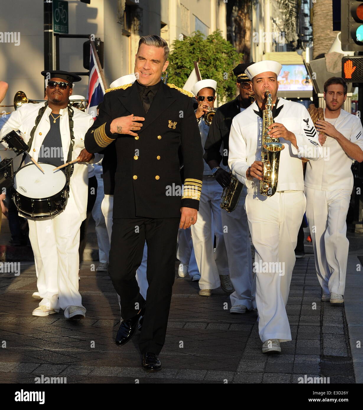 UK singer Robbie Williams spotted singing and dancing with a band on ...