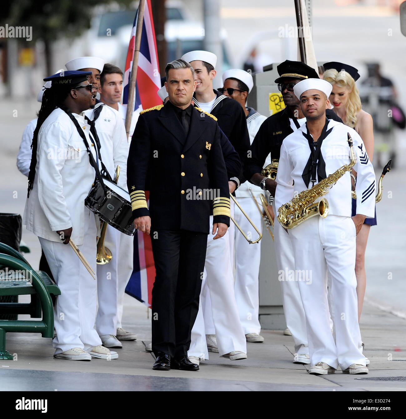 UK singer Robbie Williams spotted singing and dancing with a band on ...