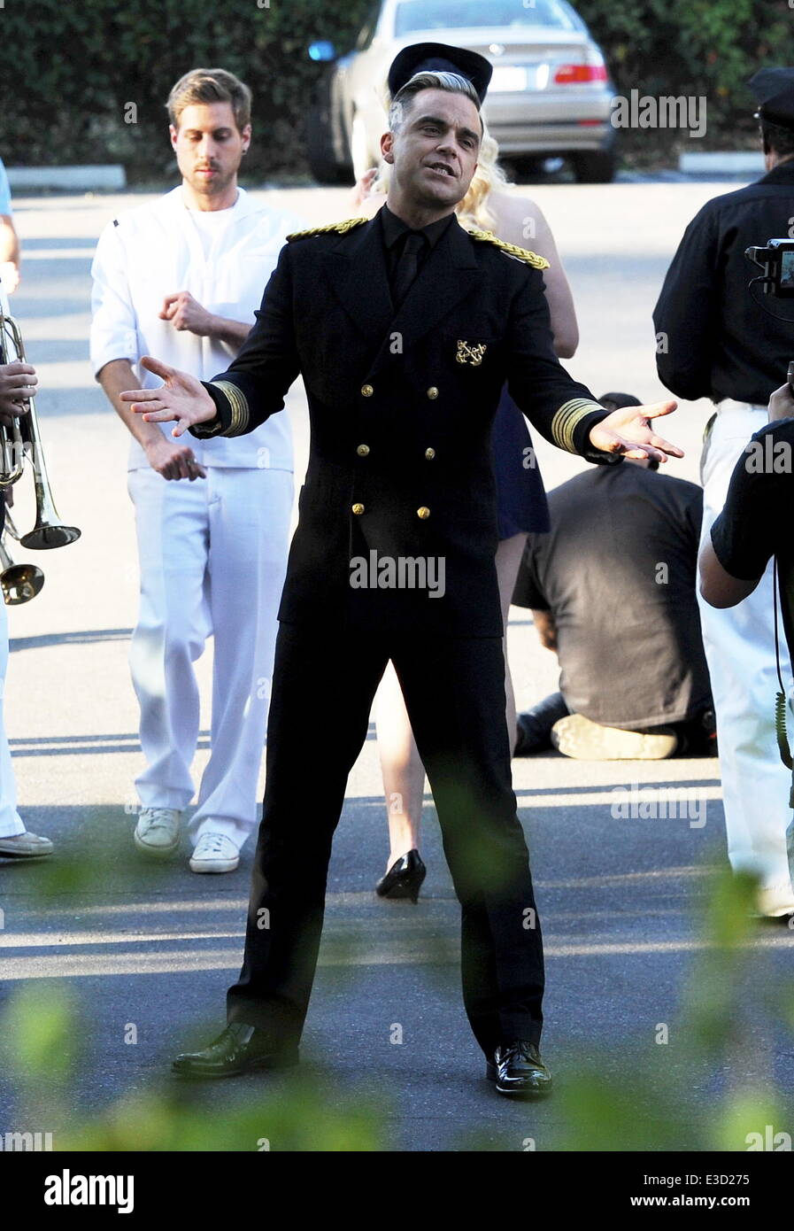 UK singer Robbie Williams spotted singing and dancing with a band on ...