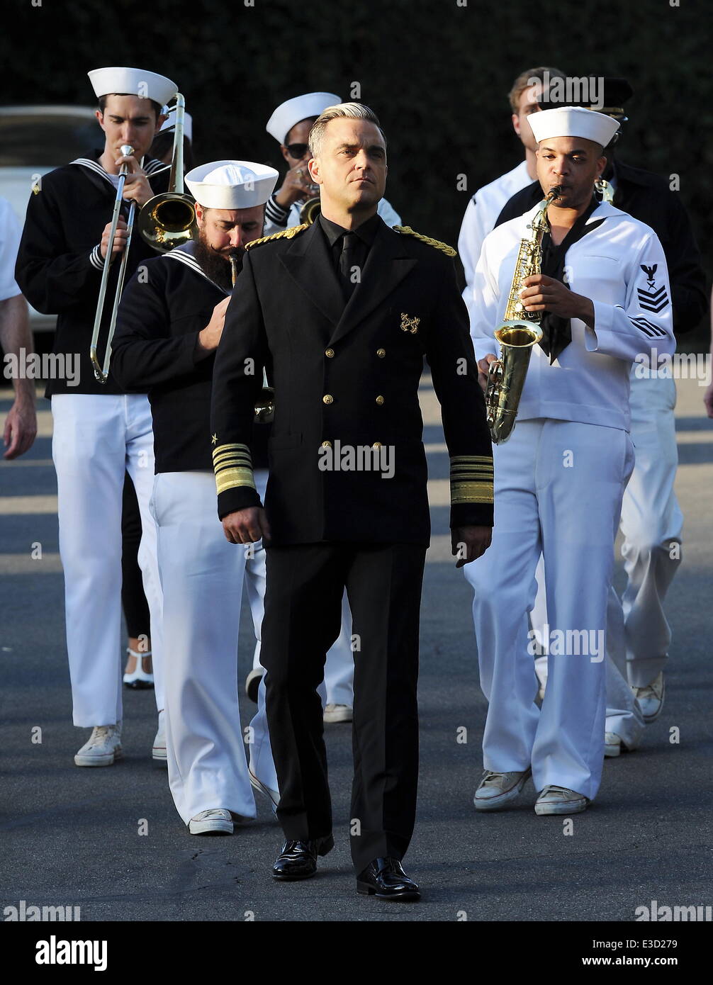 UK singer Robbie Williams spotted singing and dancing with a band on ...