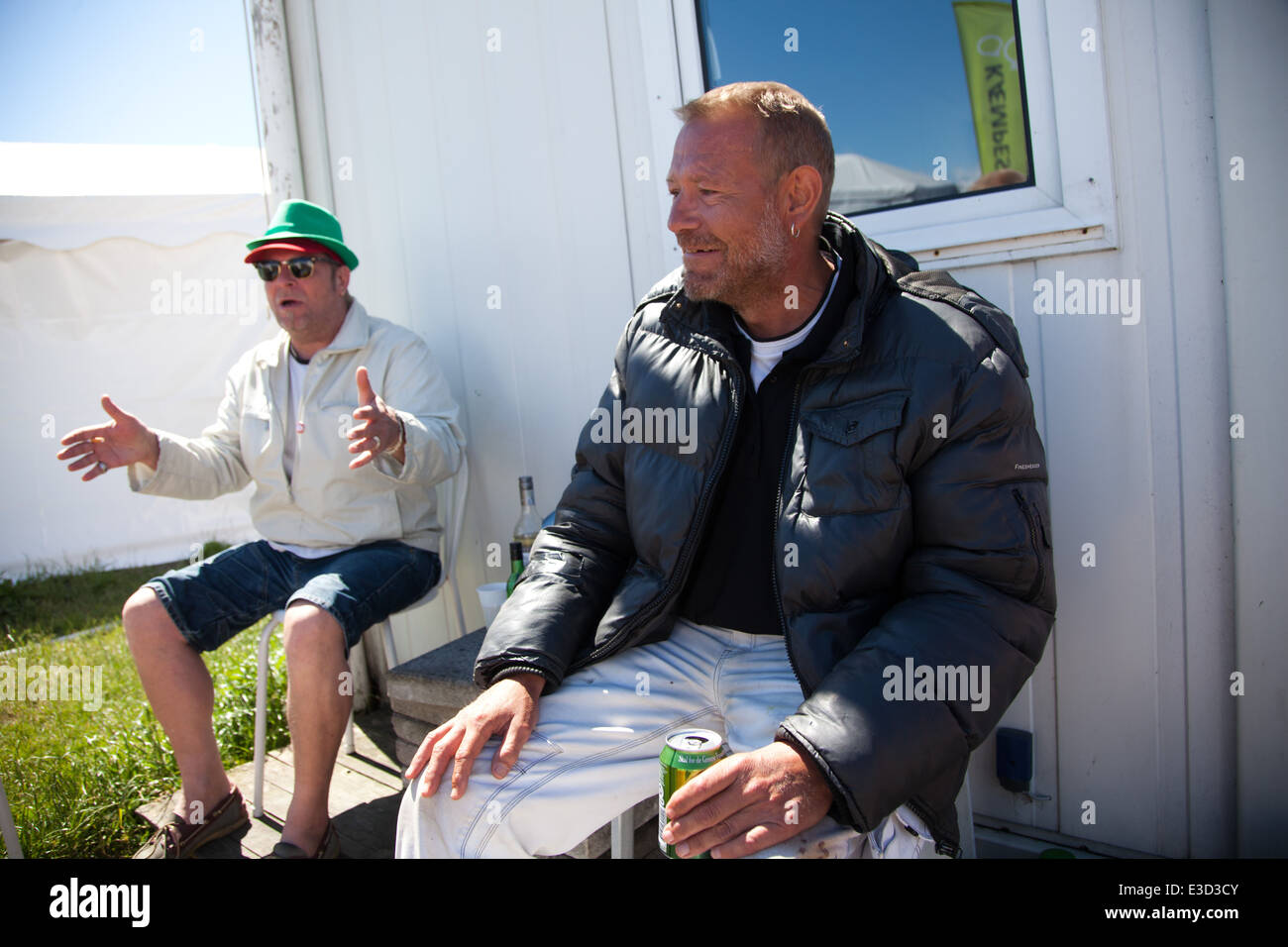 Keld og Svenson nyder et par øl uden for drankernes værested i Allinge ...