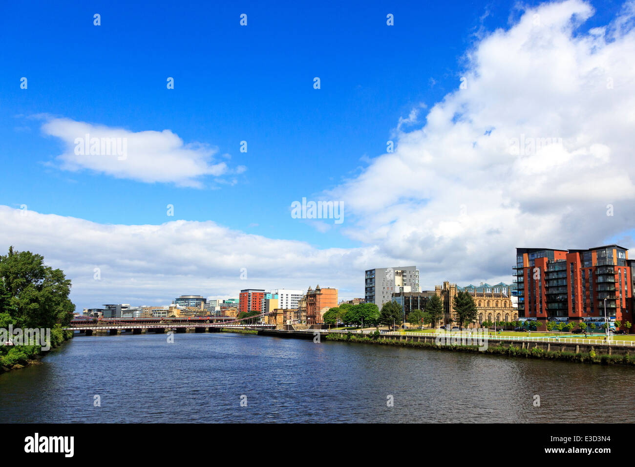 View on the River Clyde towards Broomielaw and King George V bridge ...