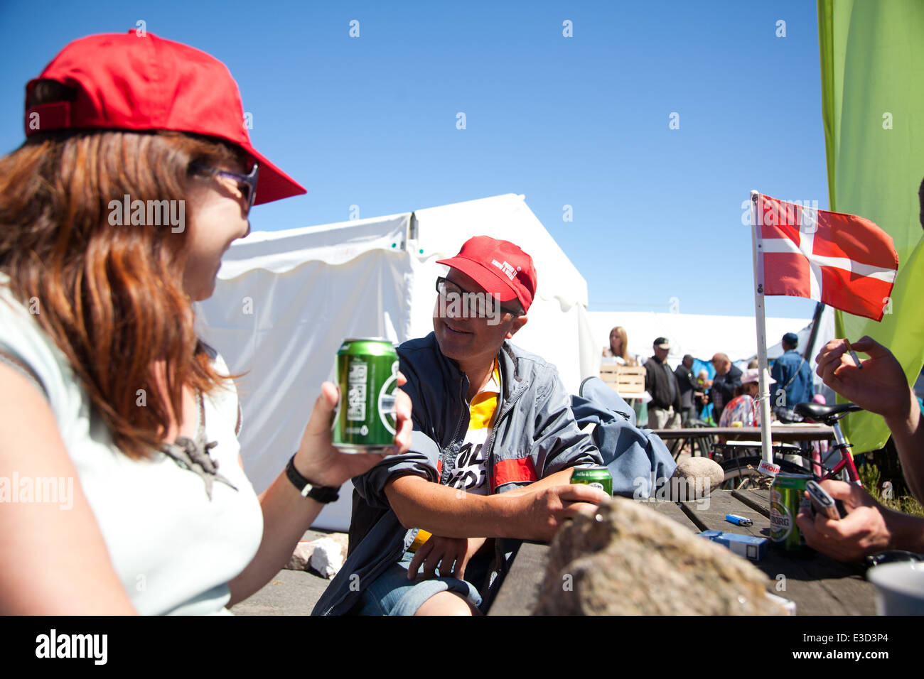 Gitte og Johnny nyder et par øl uden for drankernes værested i Allinge ...
