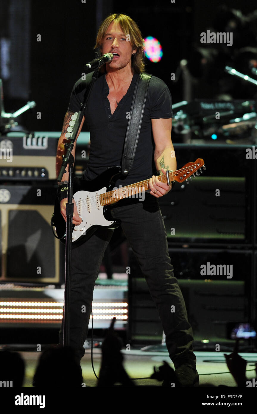 PHOENIX AZ, SEPTEMBER 29: Keith Urban performs on September 29, 2013 in ...