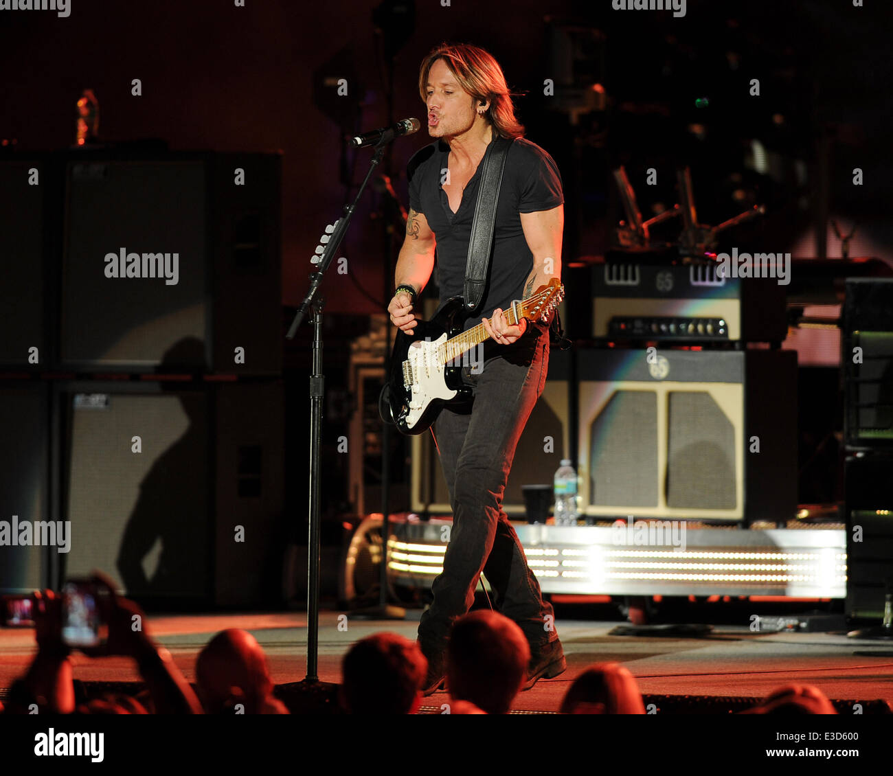 PHOENIX AZ, SEPTEMBER 29: Keith Urban performs on September 29, 2013 in ...