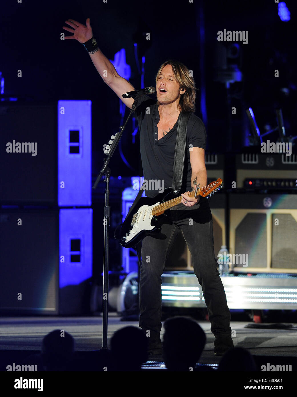 PHOENIX AZ, SEPTEMBER 29: Keith Urban performs on September 29, 2013 in ...