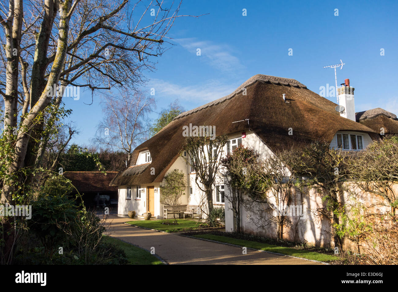 Thatched roof cottage in the village of West Itchenor, West Sussex, UK ...