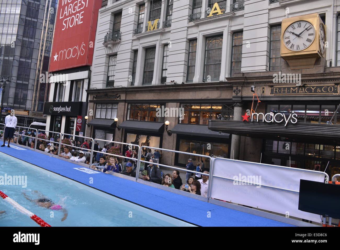 Long distance swimmer Diane Nyad swims for 48 hours in Herald Sqaure to ...