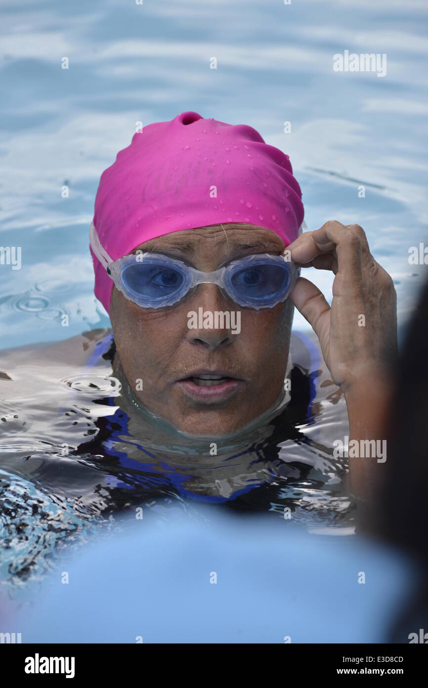 Long distance swimmer Diane Nyad swims for 48 hours in Herald Sqaure to ...