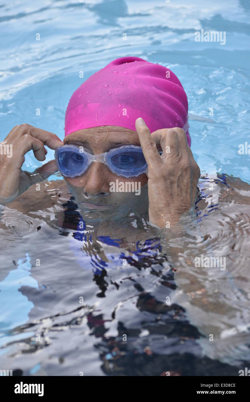Long distance swimmer Diane Nyad swims for 48 hours in Herald Sqaure to ...