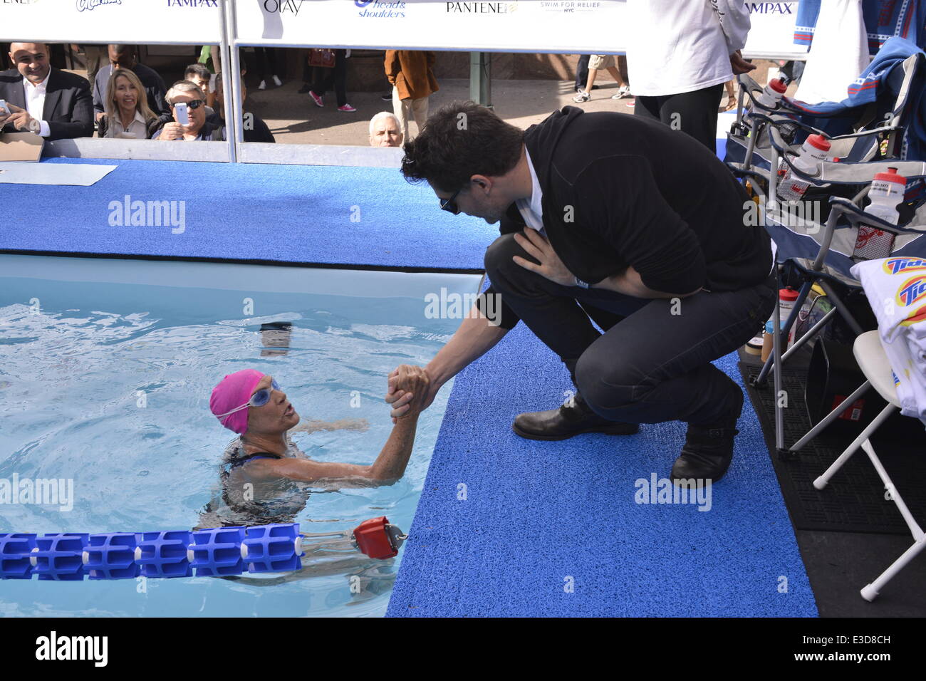 Long distance swimmer Diane Nyad swims for 48 hours in Herald Sqaure to ...