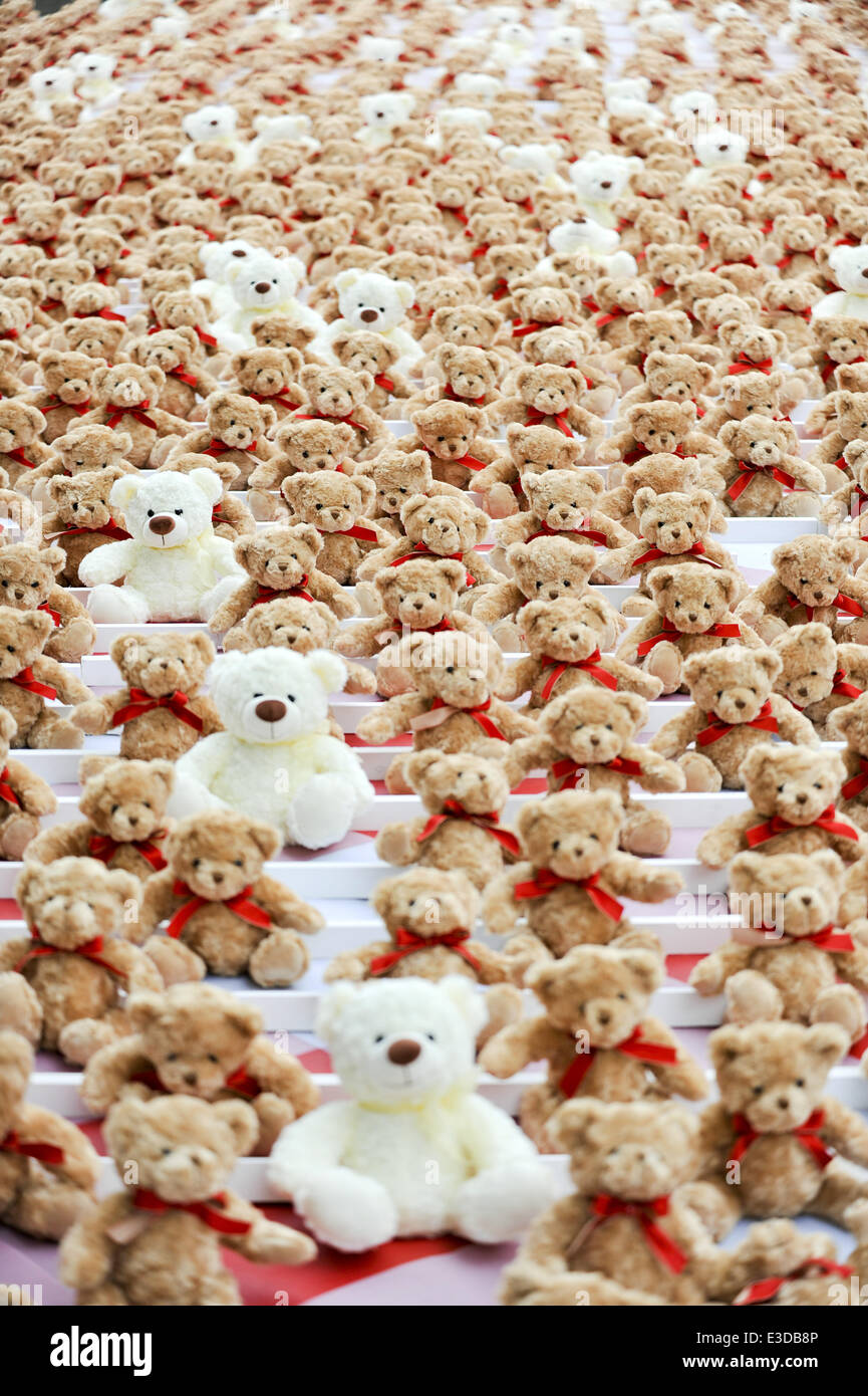 400 teddy bears laid next to tower bridge hi-res stock photography and ...