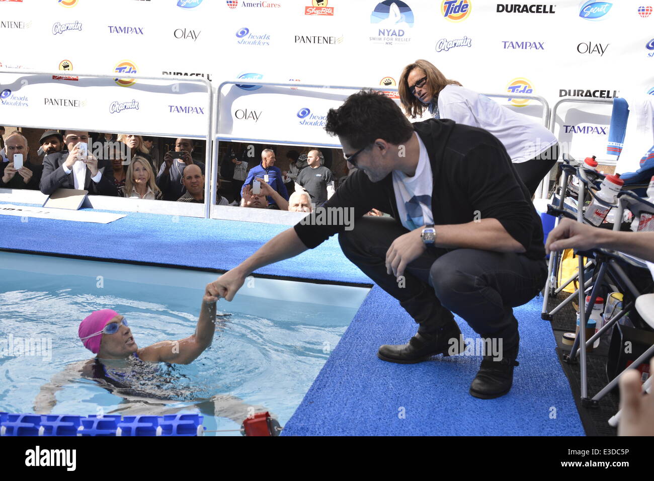 Long distance swimmer Diane Nyad swims for 48 hours in Herald Sqaure to ...
