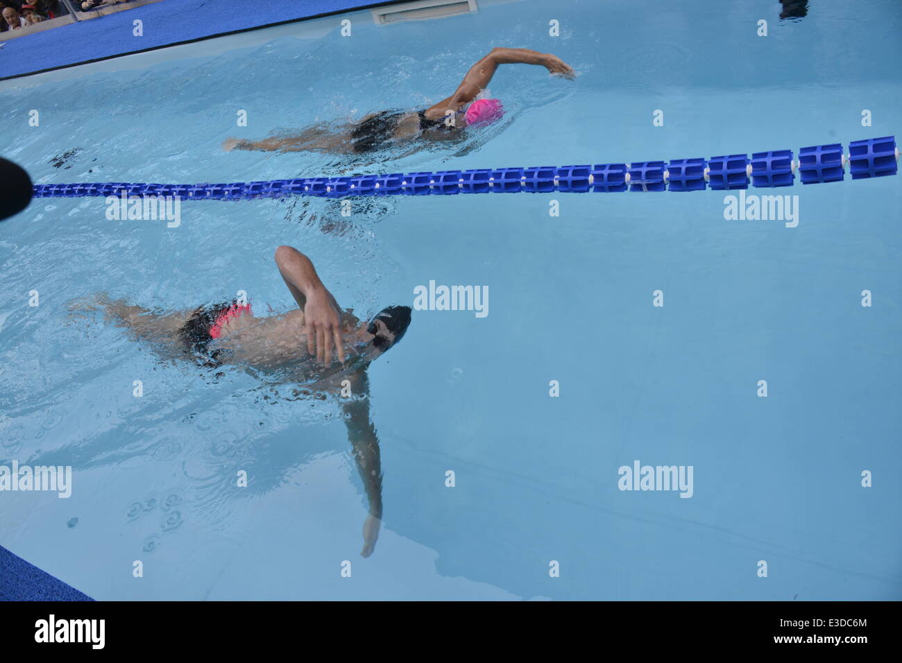 Long distance swimmer Diane Nyad swims for 48 hours in Herald Sqaure to ...