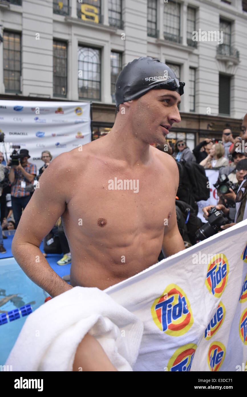 Long distance swimmer Diane Nyad swims for 48 hours in Herald Sqaure to ...