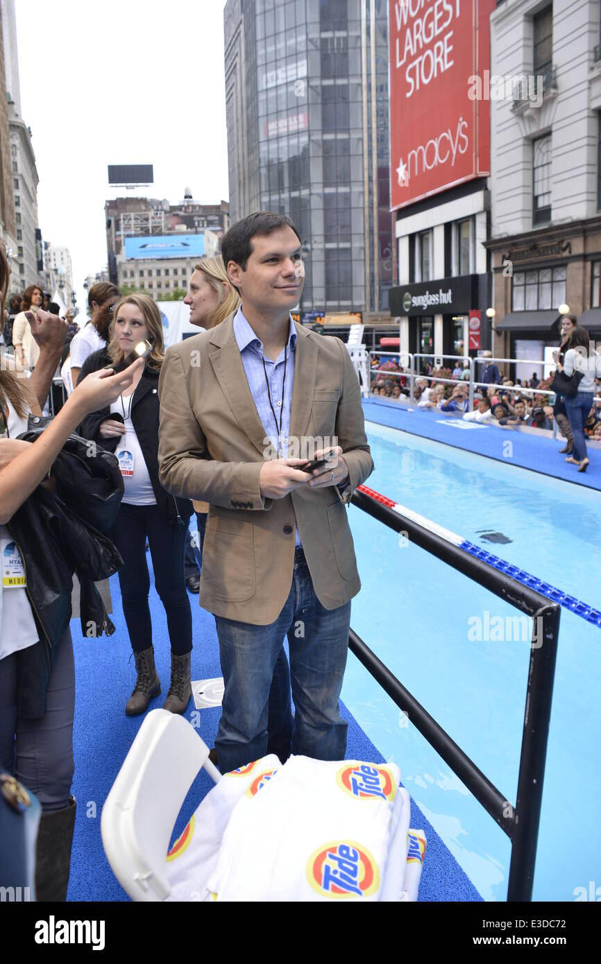 Long distance swimmer Diane Nyad swims for 48 hours in Herald Sqaure to ...