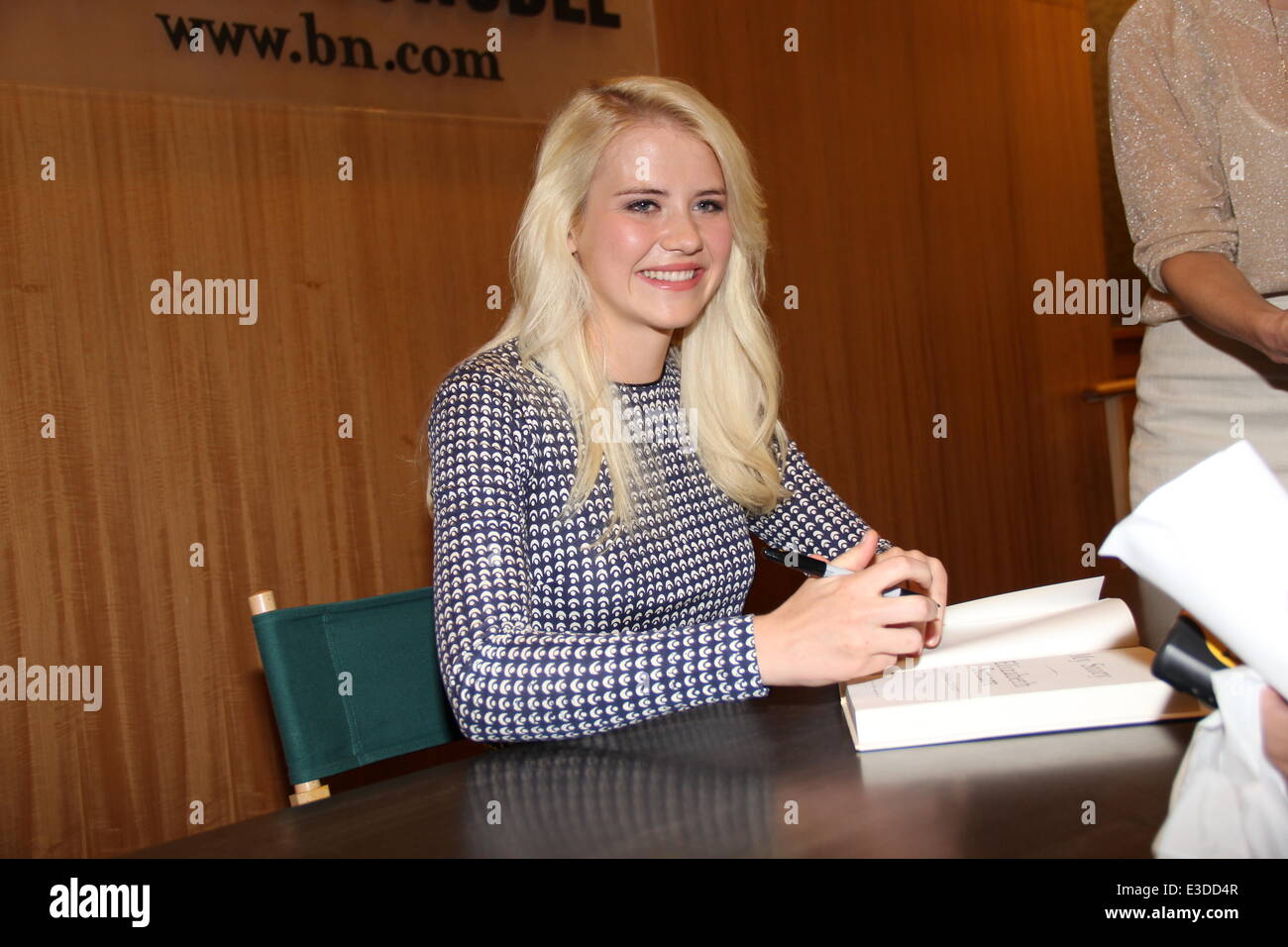 Elizabeth Smart at her book signing for "My Story" held at at Barnes ...