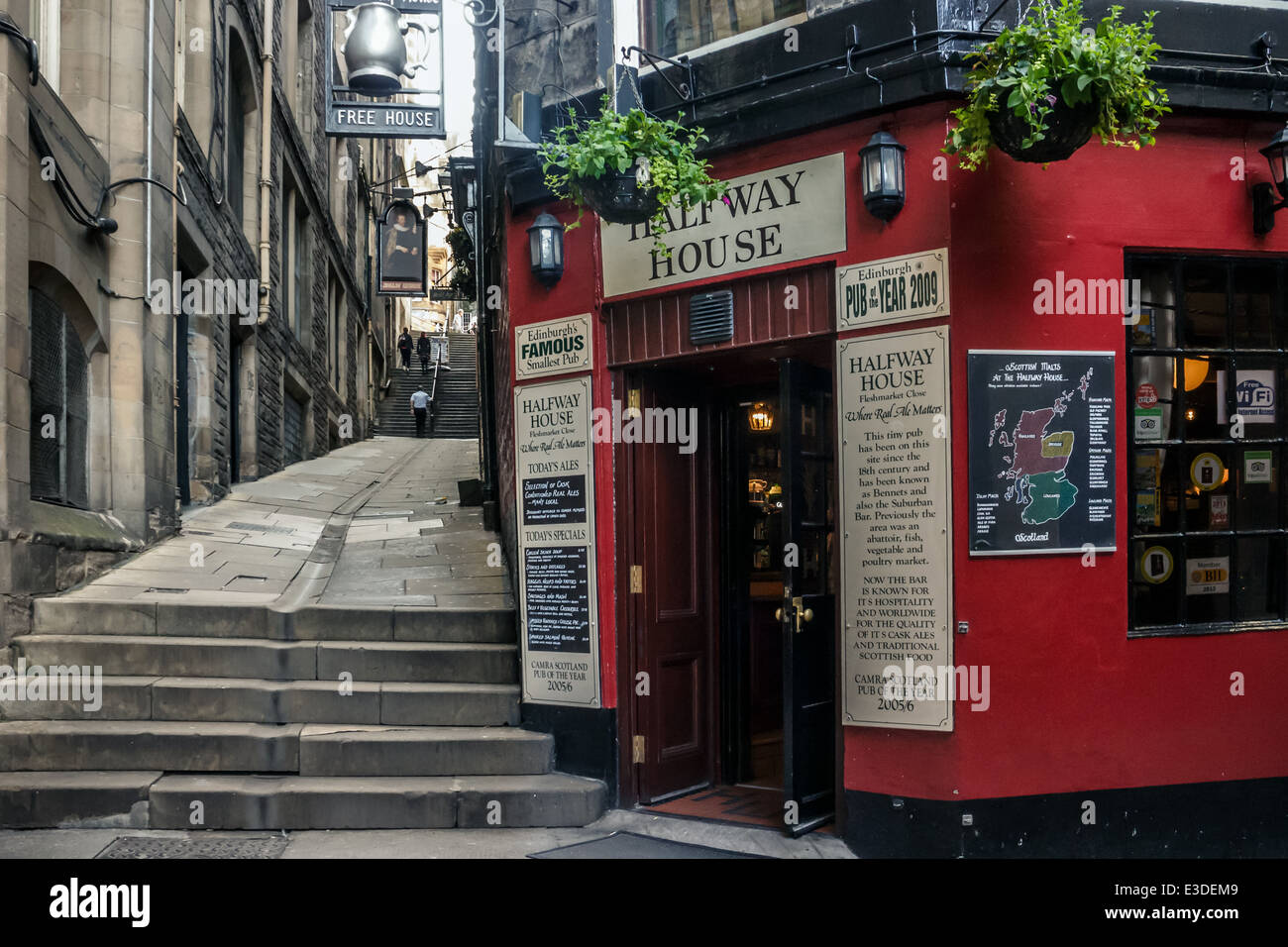Halfway House Pub in Fleshmarket Close in Edinburgh's Old Town Stock ...