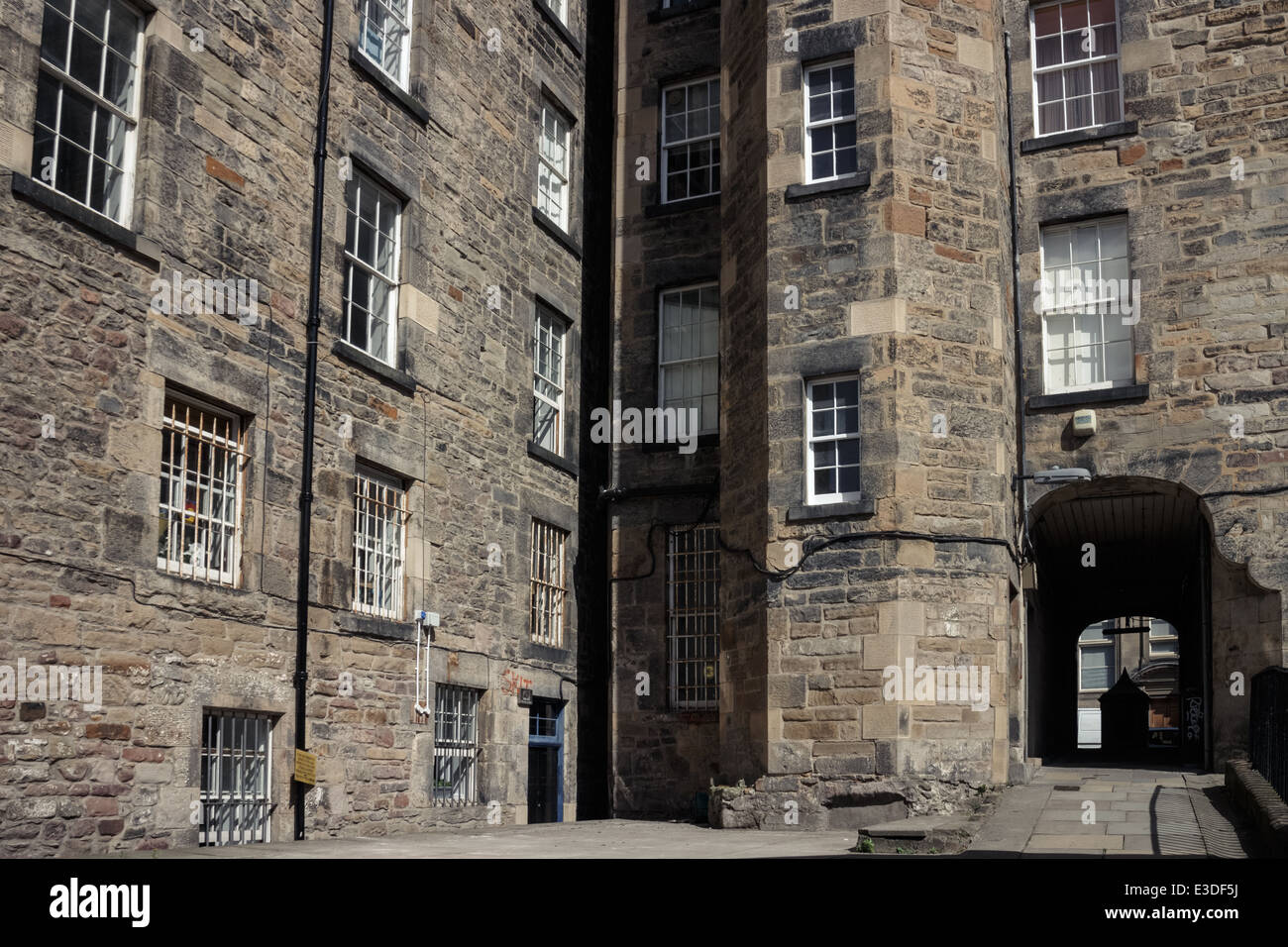 Tenements in a courtyard of Edinburgh's Royal Mile Stock Photo - Alamy