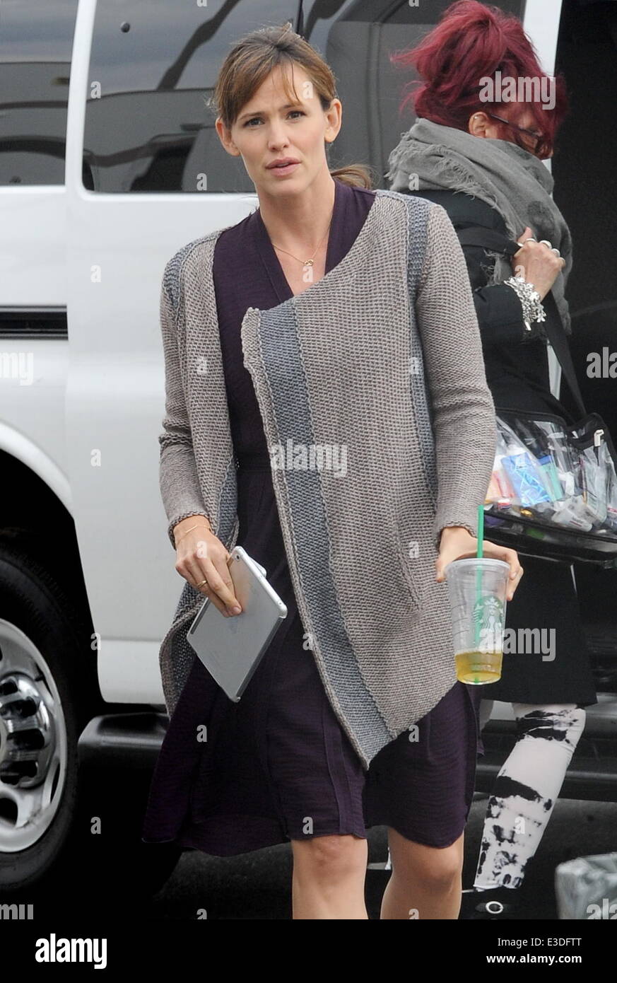 Actress Jennifer Garner spotted on a rainy day on the set of ...
