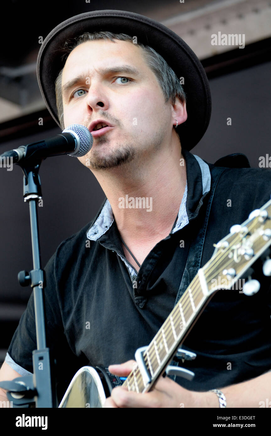 Sean Taylor - singer / songwriter, performing in Parliament Square at ...