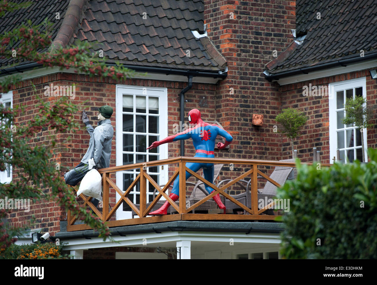 Comic balcony scene hi-res stock photography and images - Alamy