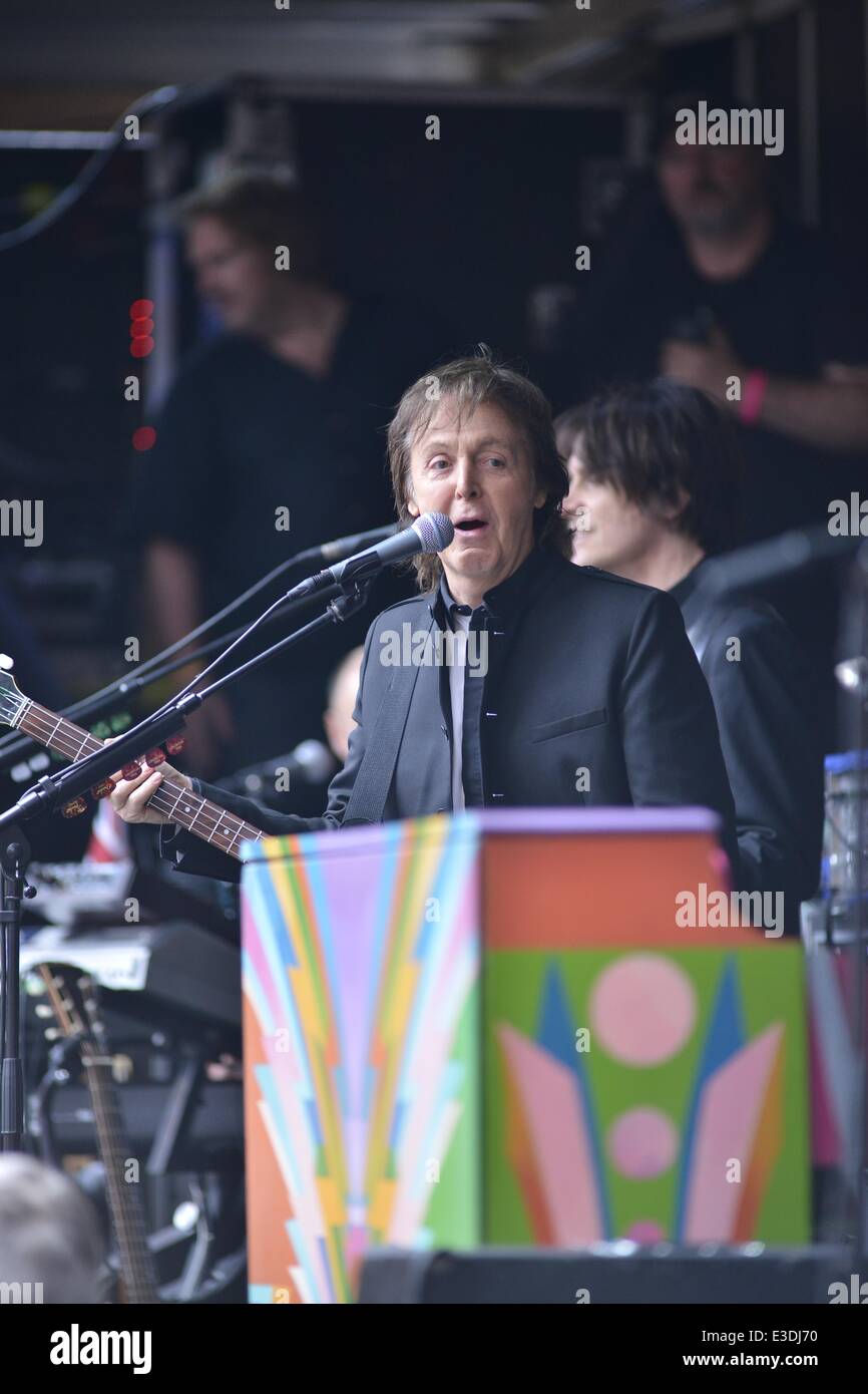 Paul McCartney does a popup concert in Times Sqaure Featuring: Paul ...