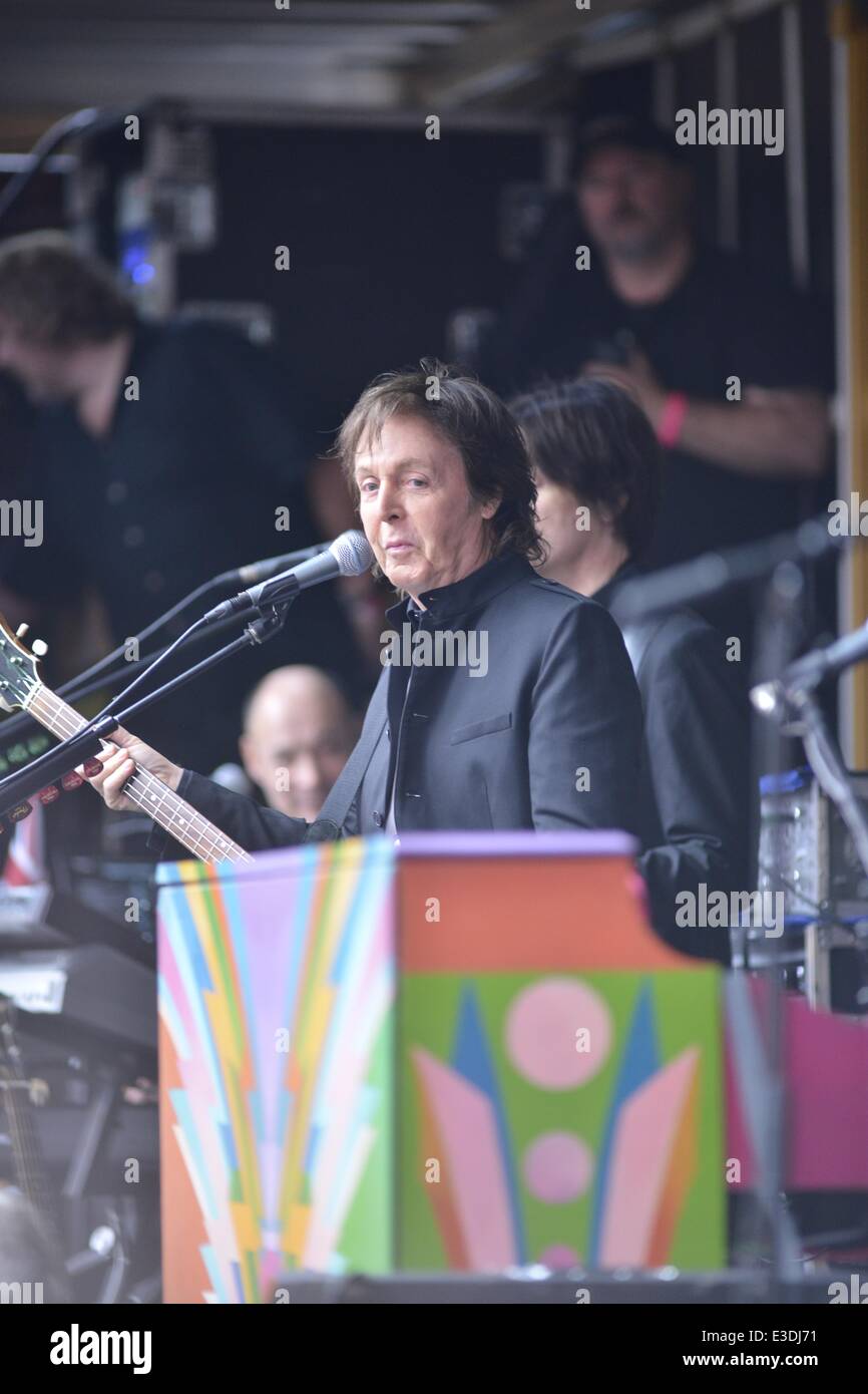 Paul McCartney does a popup concert in Times Sqaure Featuring: Paul ...