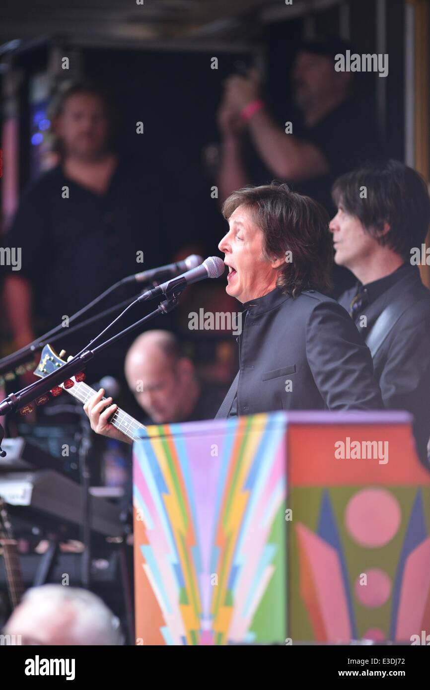 Paul McCartney does a popup concert in Times Sqaure Featuring: Paul ...